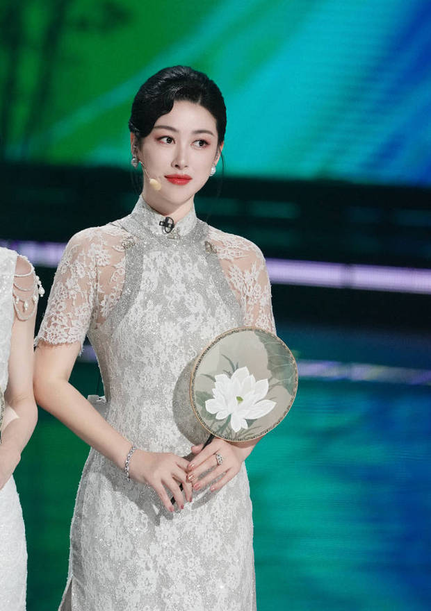 Zhu Zhu wears a plain cheongsam with a graceful figure and bright eyes ...