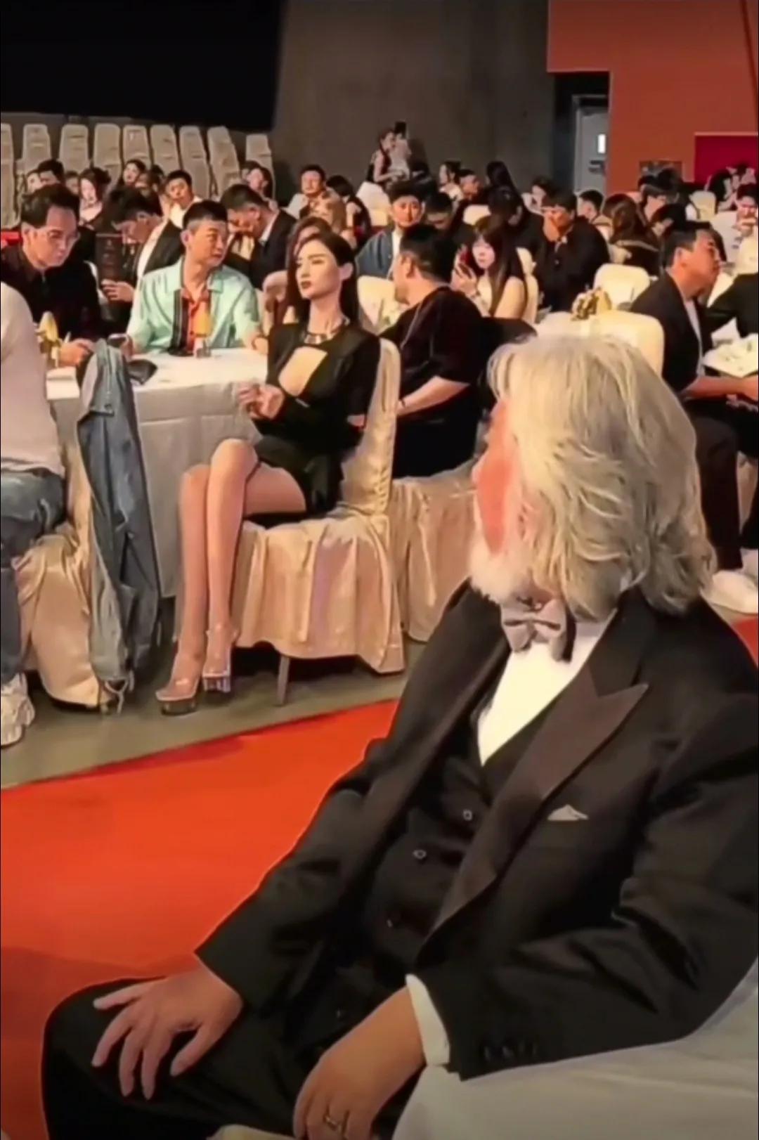 Being stared at the long-legged beauty Wu Chunyi? Zhang Jizhong lies ...