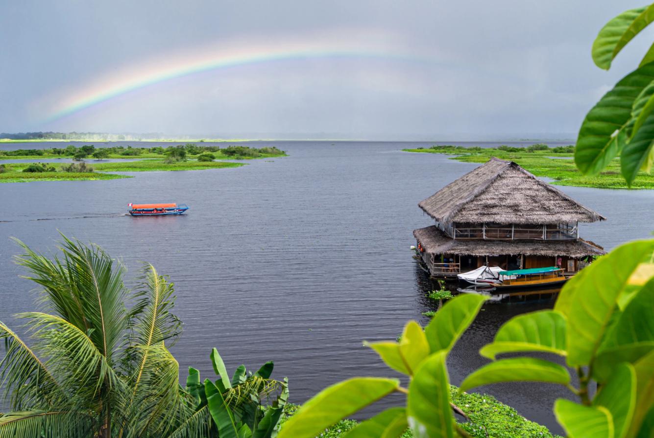A tourist city hidden in the Amazon rainforest, it has no road access ...
