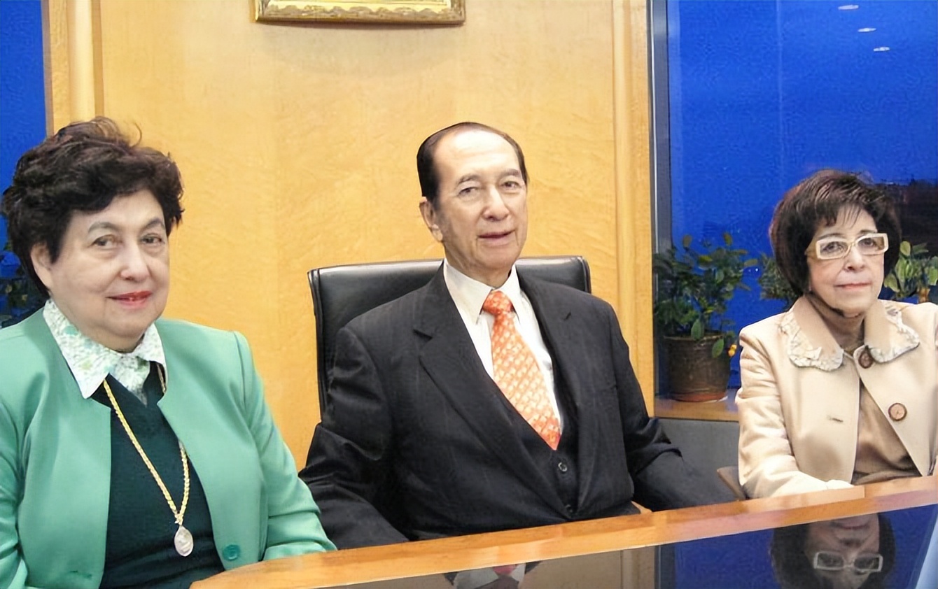 The funeral of He Wanhong was completed, and the tomb was buried next ...