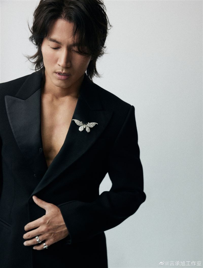 It's amazing to be 46 years old! Jerry Yan wears a vacuum suit and ...