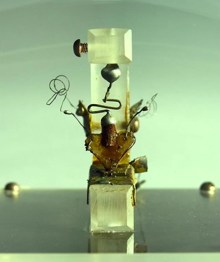 How the Development of Integrated Circuits Helped Land Man on the Moon ...