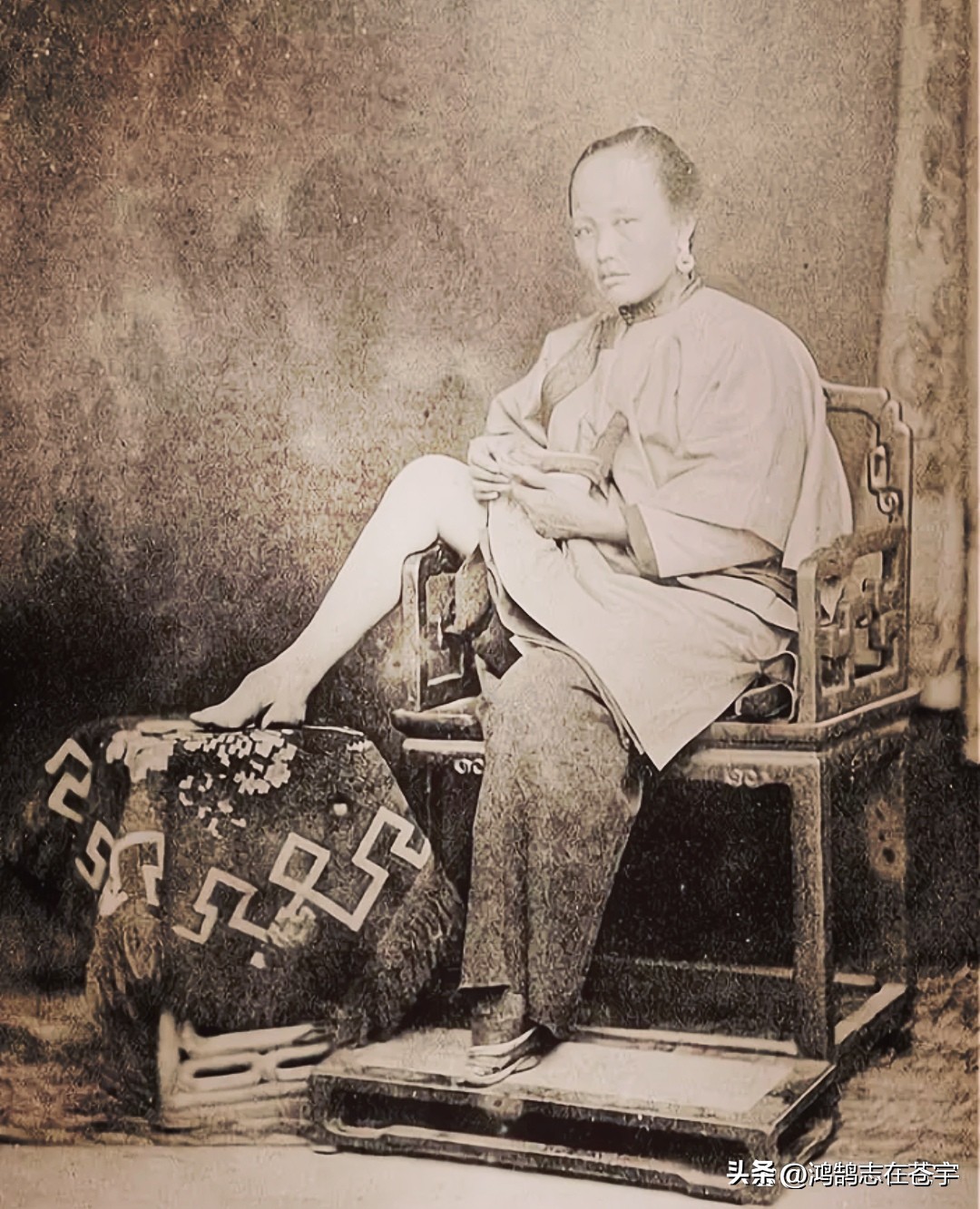 Rare photo in the late Qing Dynasty: a woman from a large family shows ...