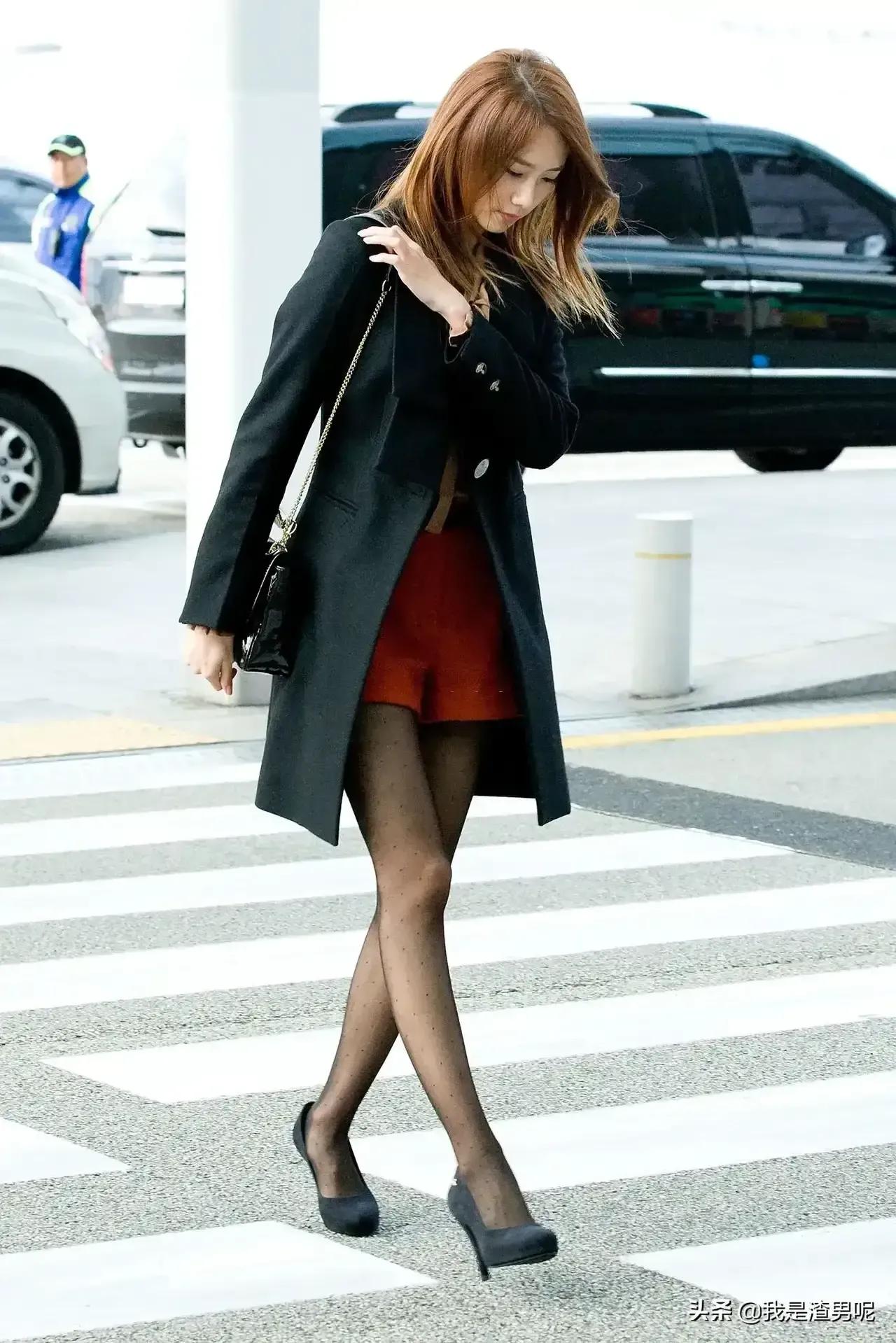 Lin Yuner's beautiful legs in stockings - iNEWS