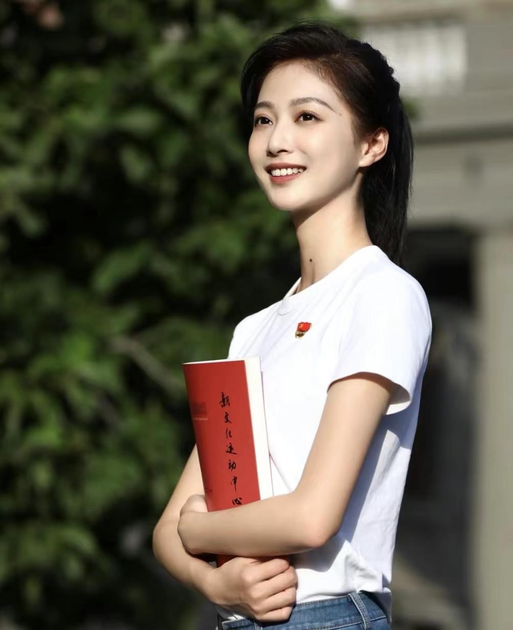 "The most beautiful leader" Feng Lin hosted the graduation ceremony ...