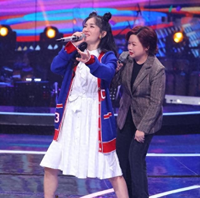 Li Qiong, who sang "Eighteen Bends on the Mountain Road", ruined her ...