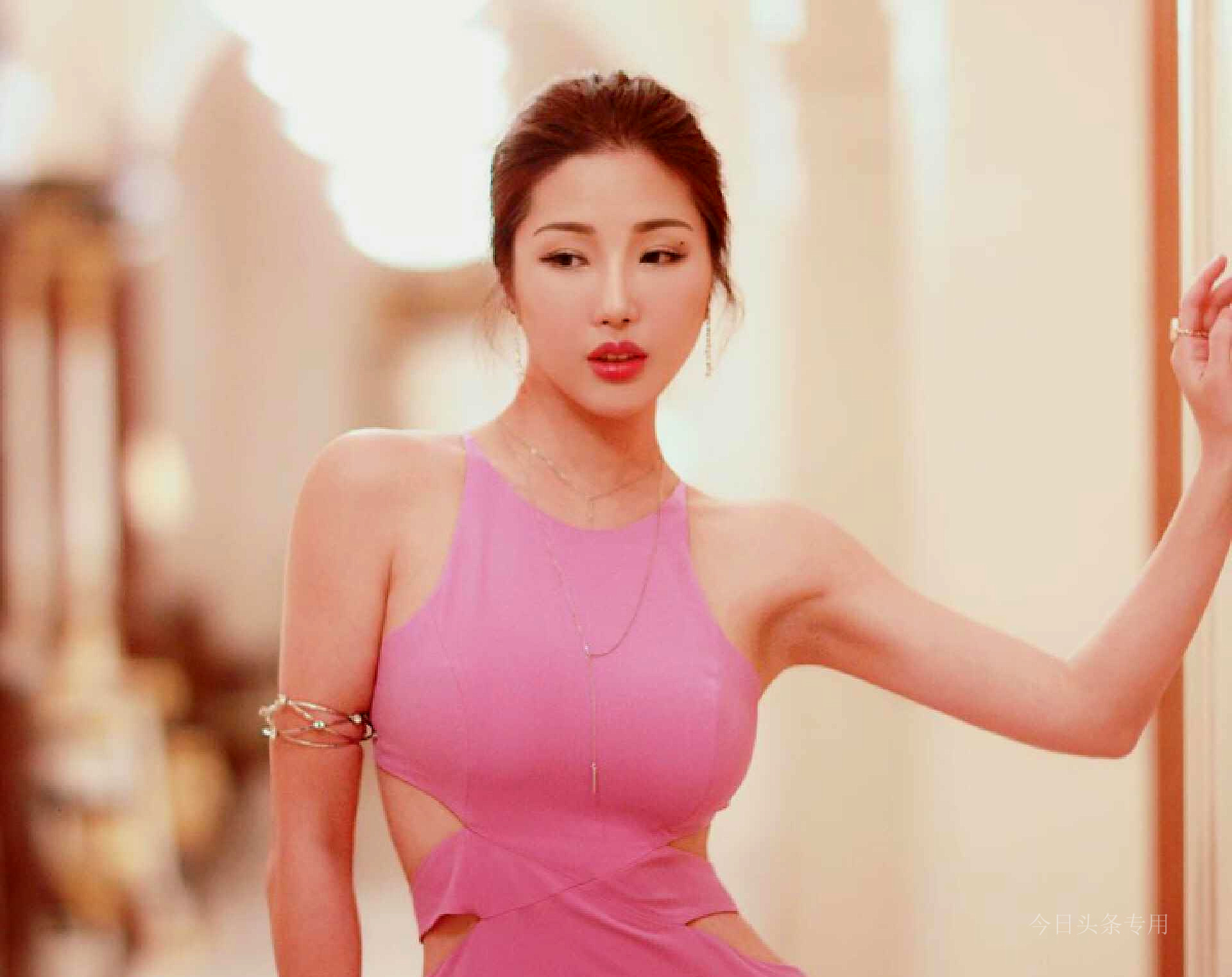 The 35-year-old sexy actress was revealed to be involved in Coco Lee's marriage, and a photo ...