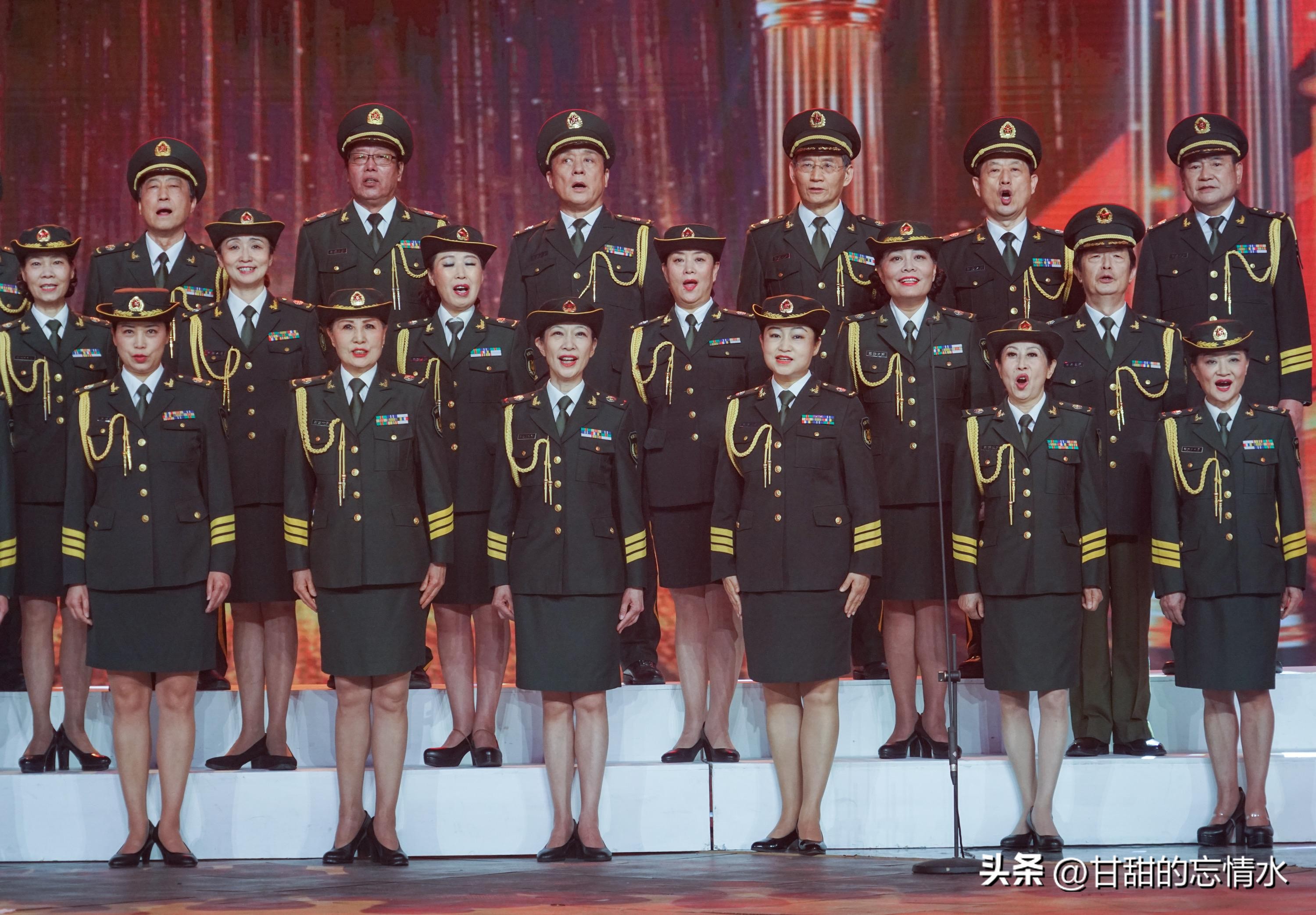 The man is masculine, the woman is sunny, 8 pairs of military singers ...