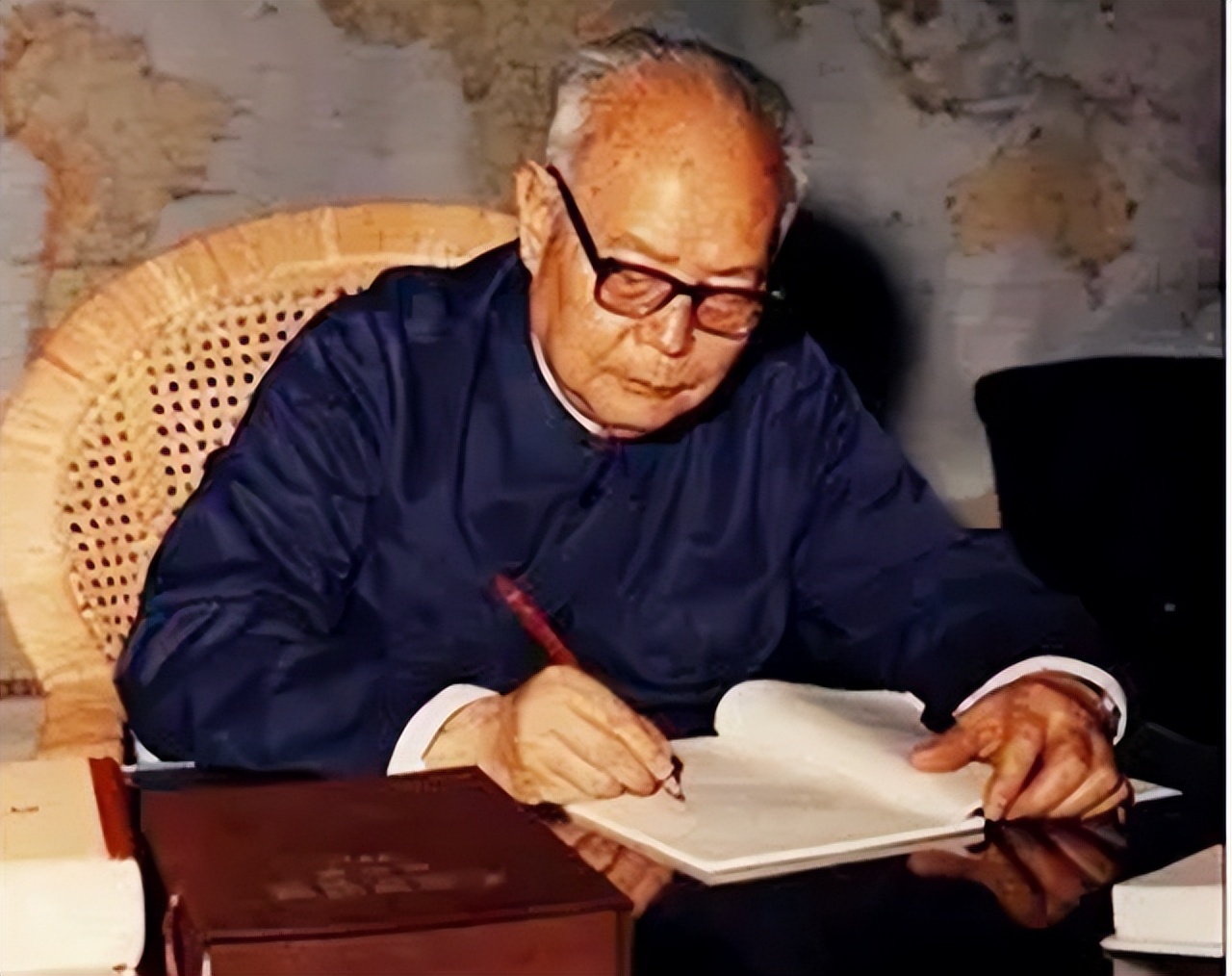 Because she looked too much like Mao Zedong, Ye Jianying took a breath ...