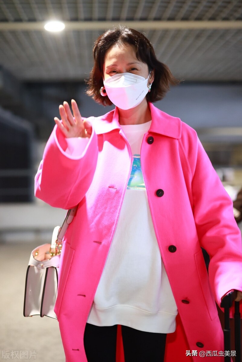 Haiqing's pink coat appeared at Shanghai Airport, full of vitality - iNEWS