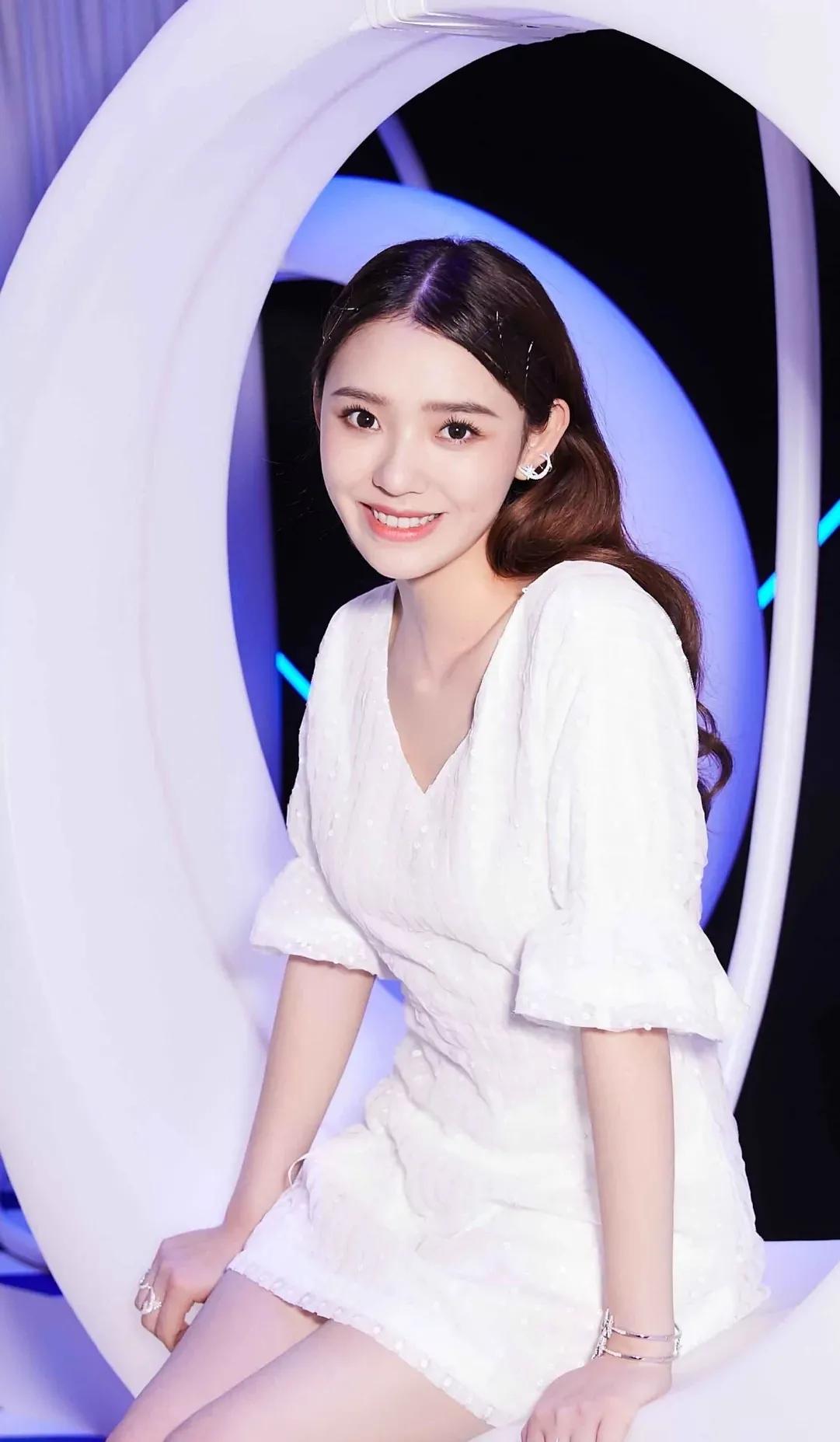 Star girl Lin Yun, her looks can be sweet or salty, she has a lovely ...