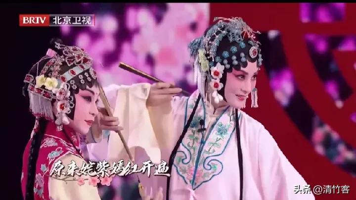 Xi Jun's gown and folding fan are generous and affectionate singing ...