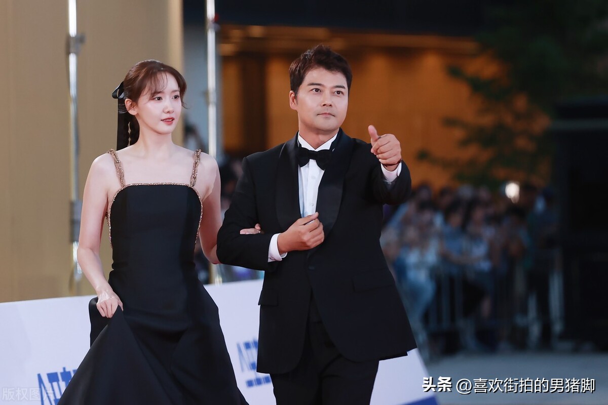 The 2nd Blue Dragon TV Drama Awards Red Carpet: Lin Yuner wore a ...