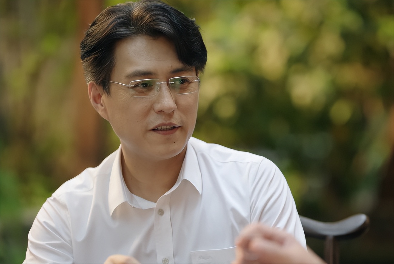 Who is "Bottom Line" popular?Two women and one man, good actors catch ...