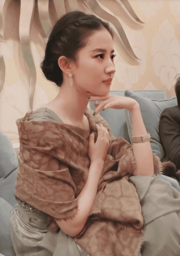 When 32-year-old Liu Yifei bumped into 35-year-old Tang Yan, this was ...