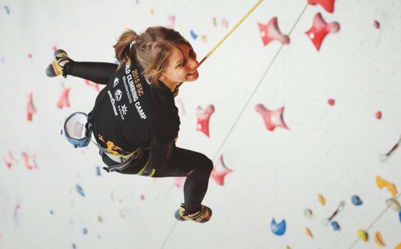 Do you know how fast a woman's fastest rock climb is, 6.53 seconds - iNEWS