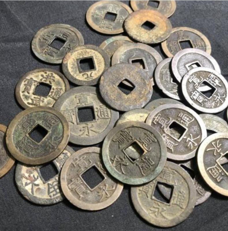 What currencies were used in various stages of the Ming Dynasty? - iNEWS