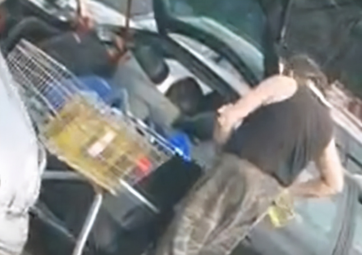 Oil prices are too high to be added, British man pushes a car of ...