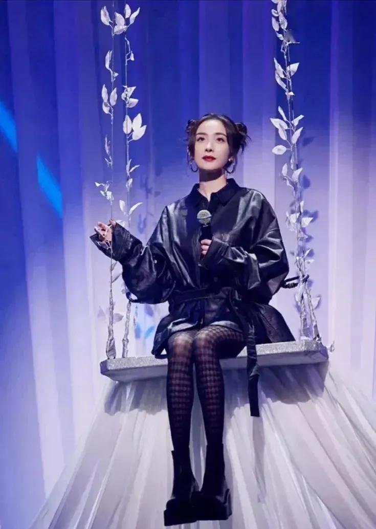 Compared with Ni Ni's long legs, who is taller and who is lower? - iMedia