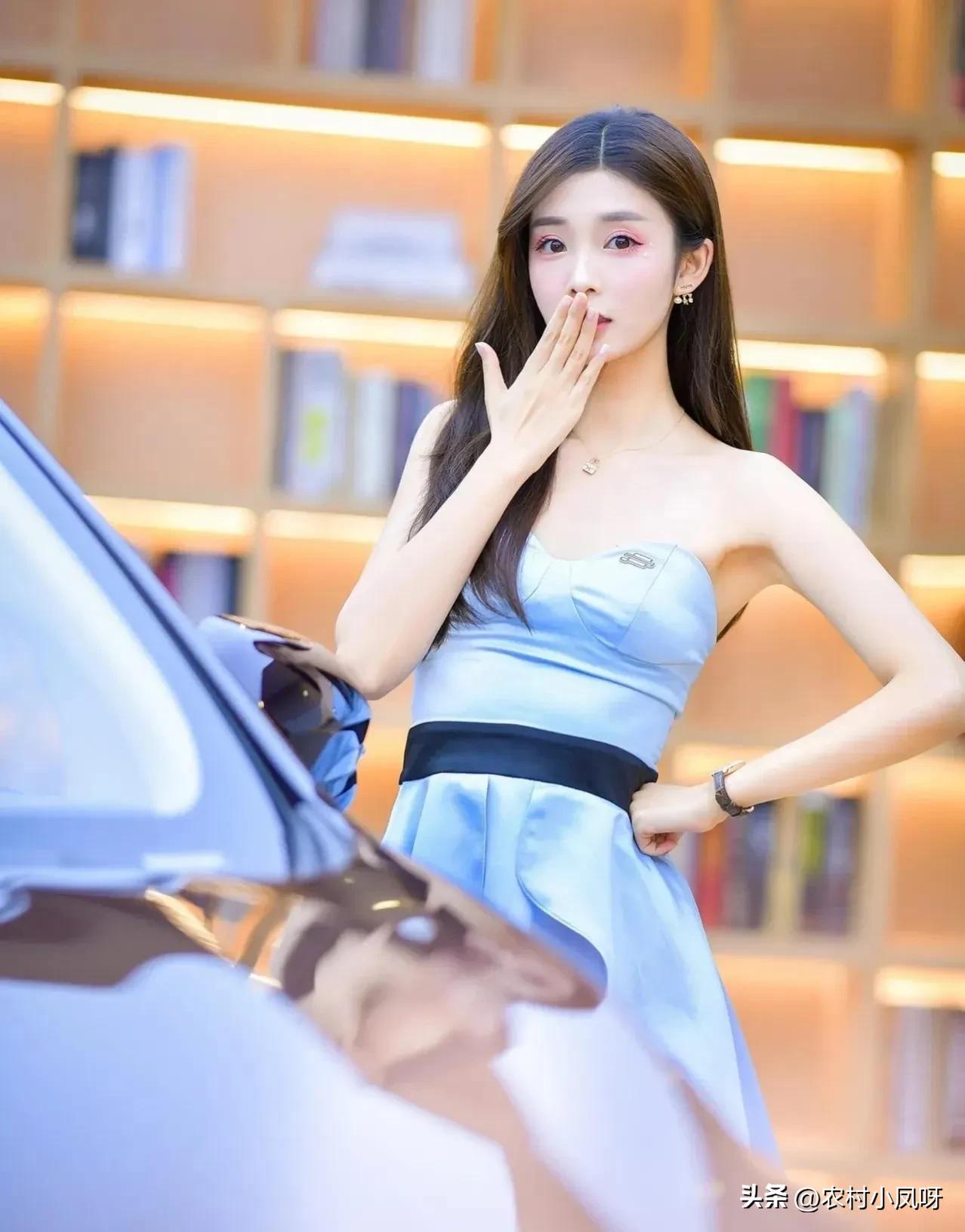 The most beautiful car model Li Liangliang - iNEWS