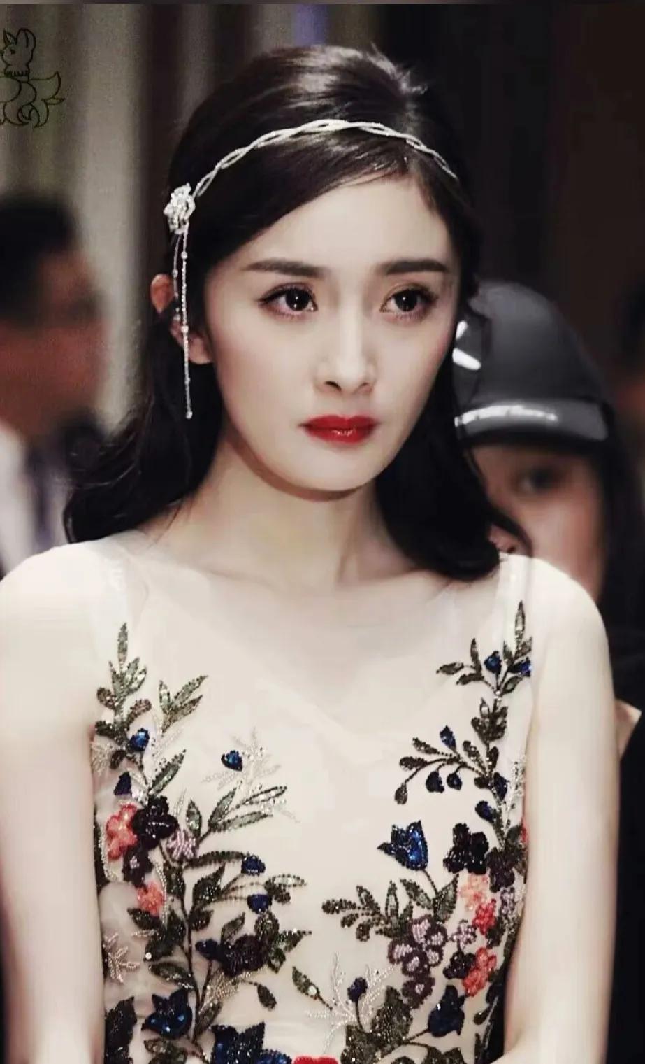 Yang Mi looks beautiful and sassy on the red carpet - iMedia