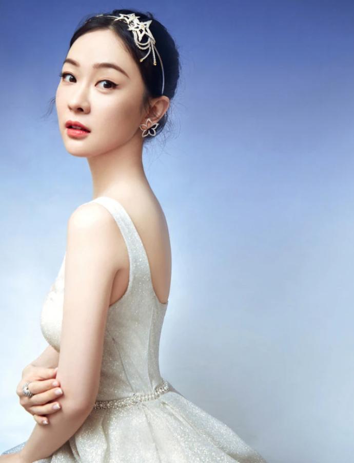 Huo Siyan is getting younger and younger, wearing a white dress and ...
