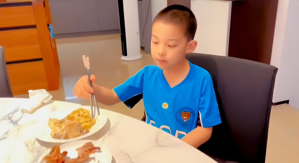 Mei Ting shows off her daily happiness, her husband cooks for a family ...