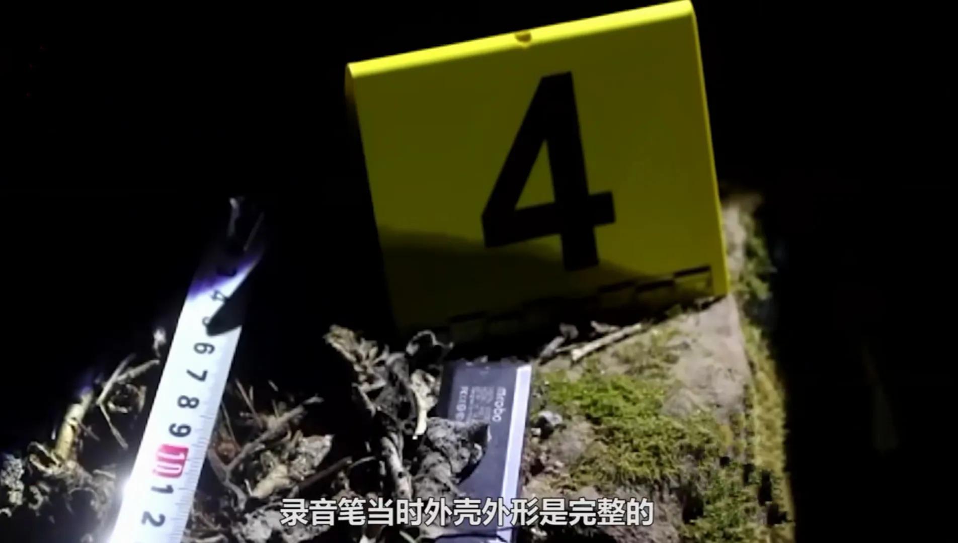 Why is Hu Xinyu wearing his coat backwards?Where are the underwear and ...