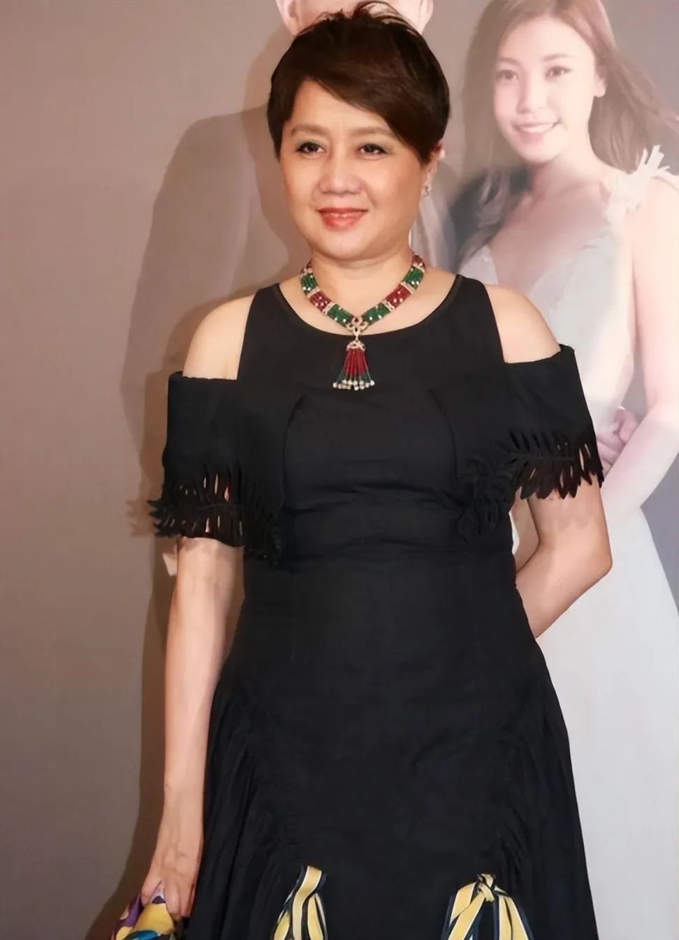 Liang Anqi has more charm!Fur and strap skirts are age-reducing and ...