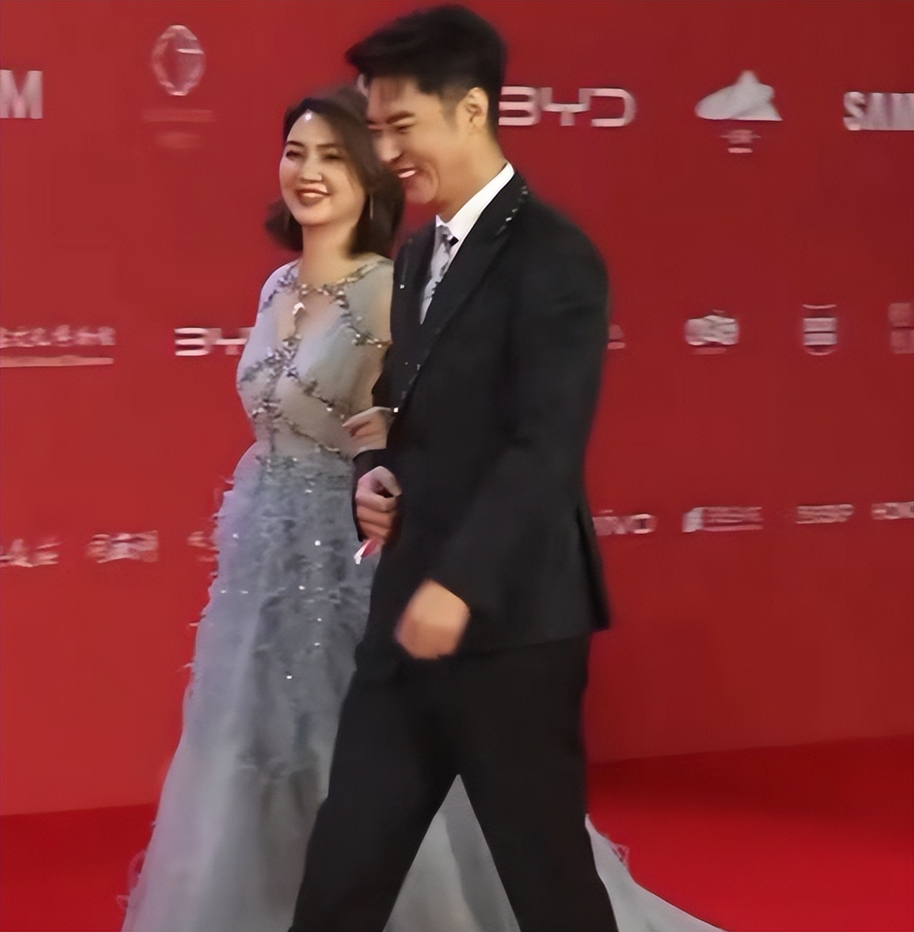 Zhang Danfeng and Hong Xin walked the red carpet, the couple held hands throughout the whole ...