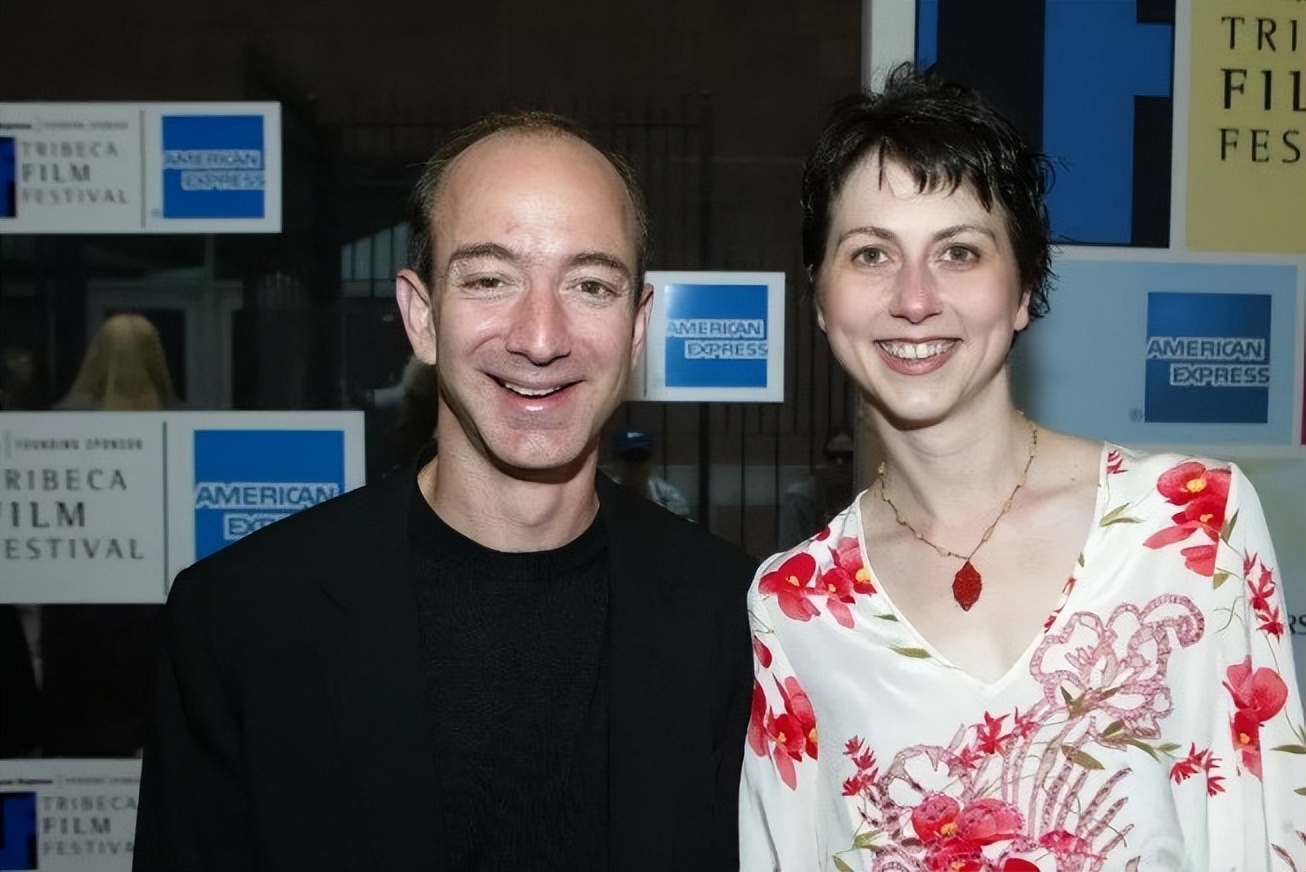 The richest man Bezos and his girlfriend: over half a hundred years old ...