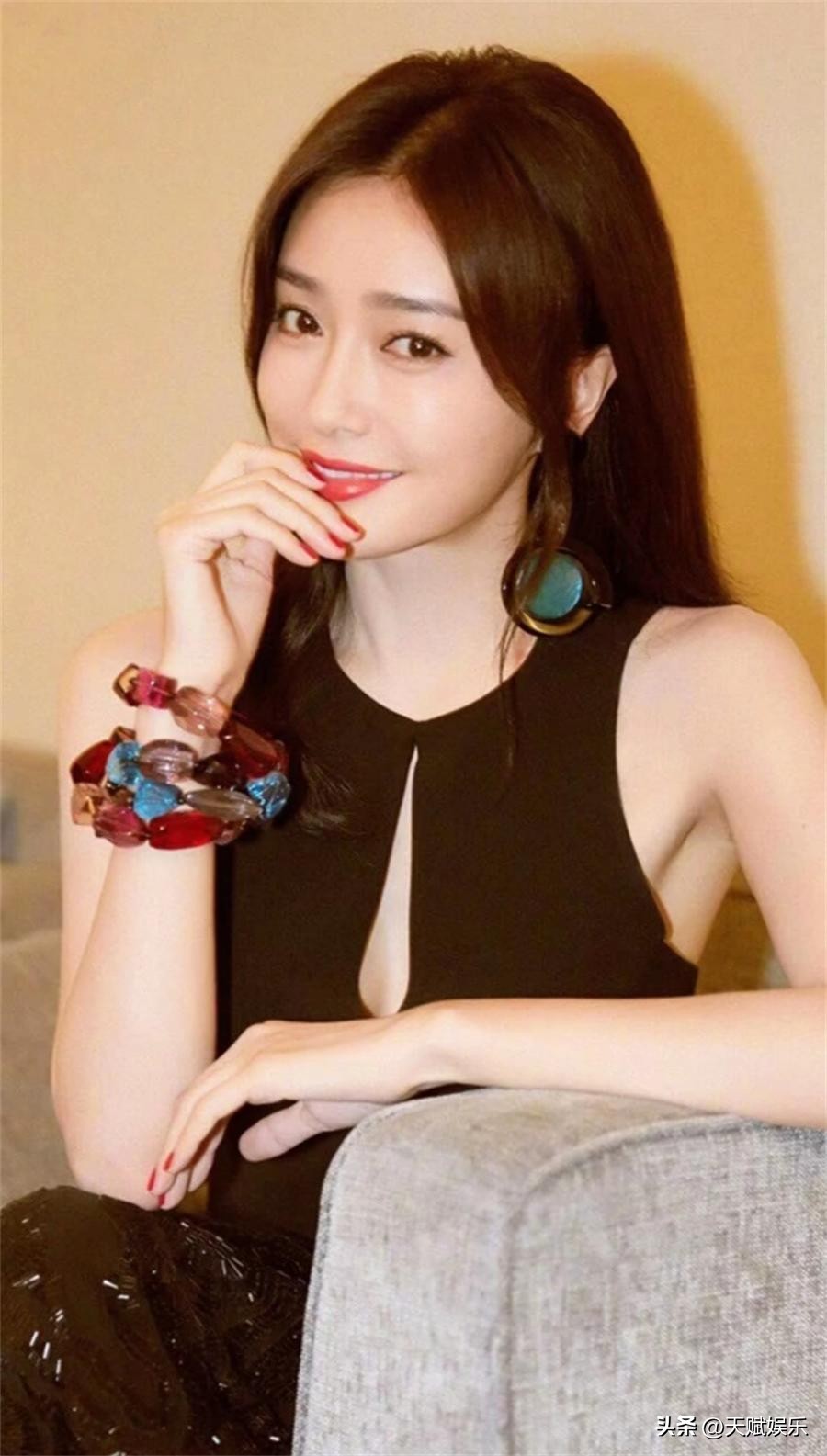 Actress and singer Qin Lan's photo album "Twenty One" - iNEWS