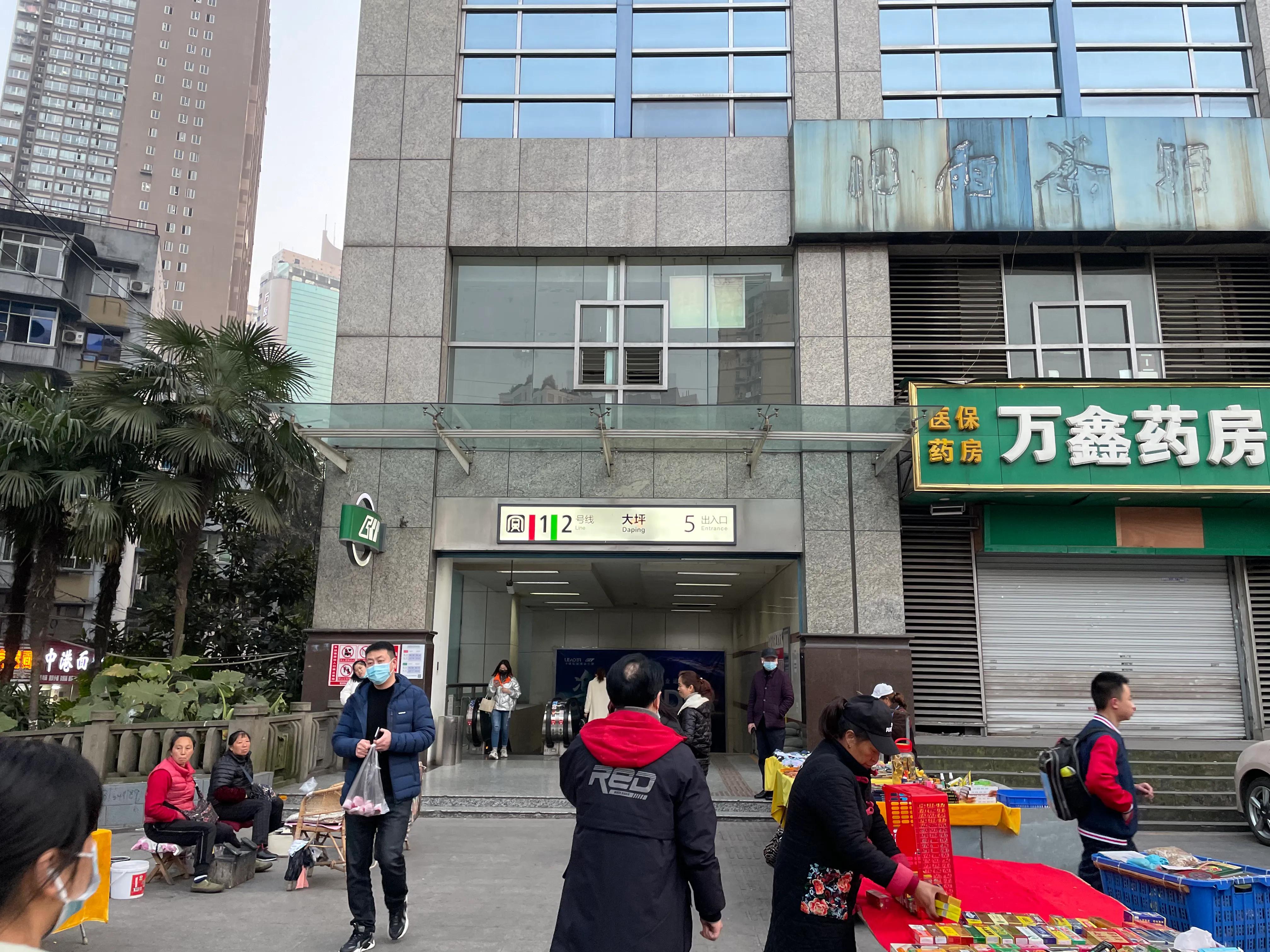 Chongqing Red Wall + train to spring + light rail through the building ...