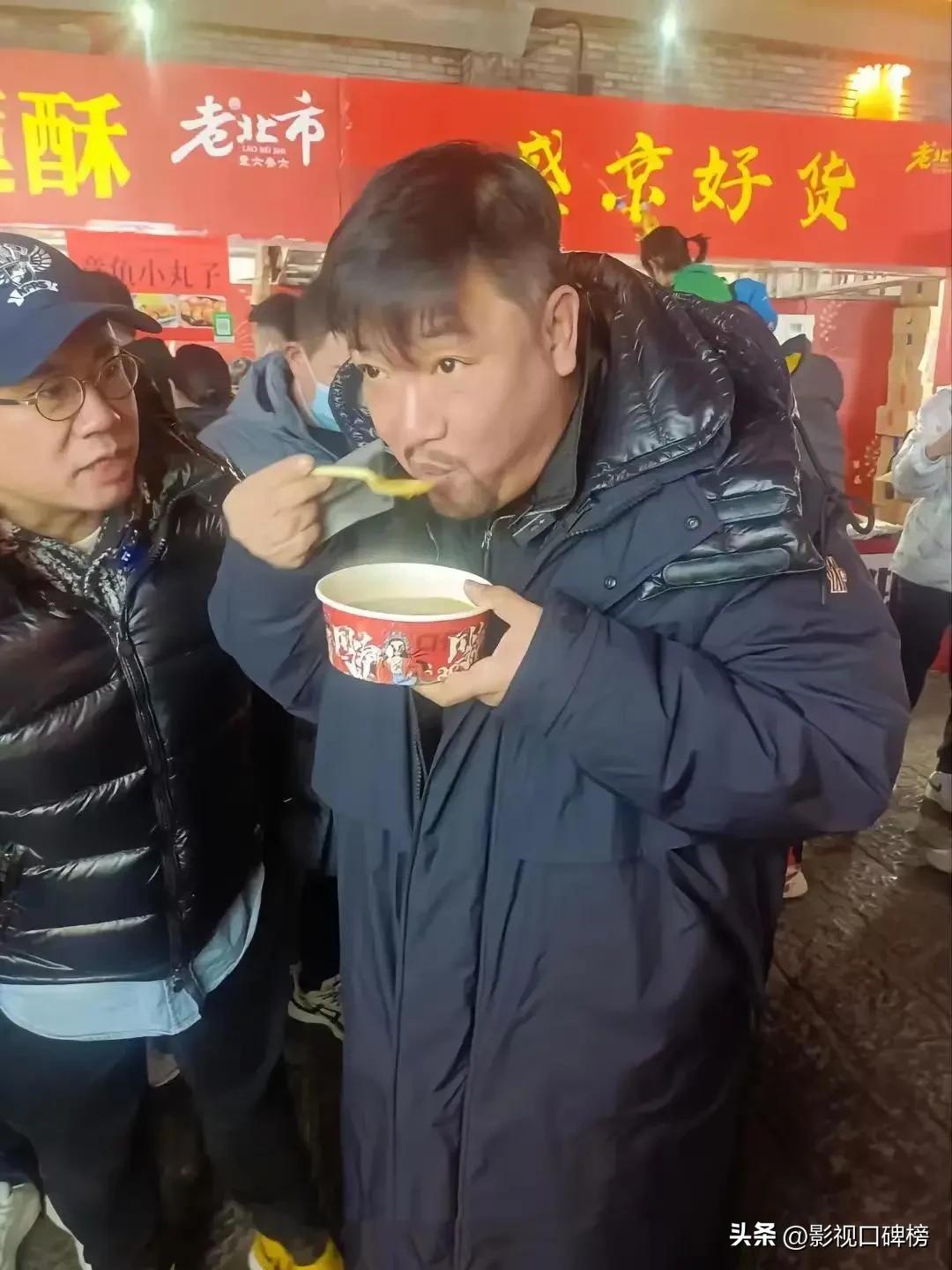 Jia Bing's eating at the roadside stall attracted passers-by to watch ...