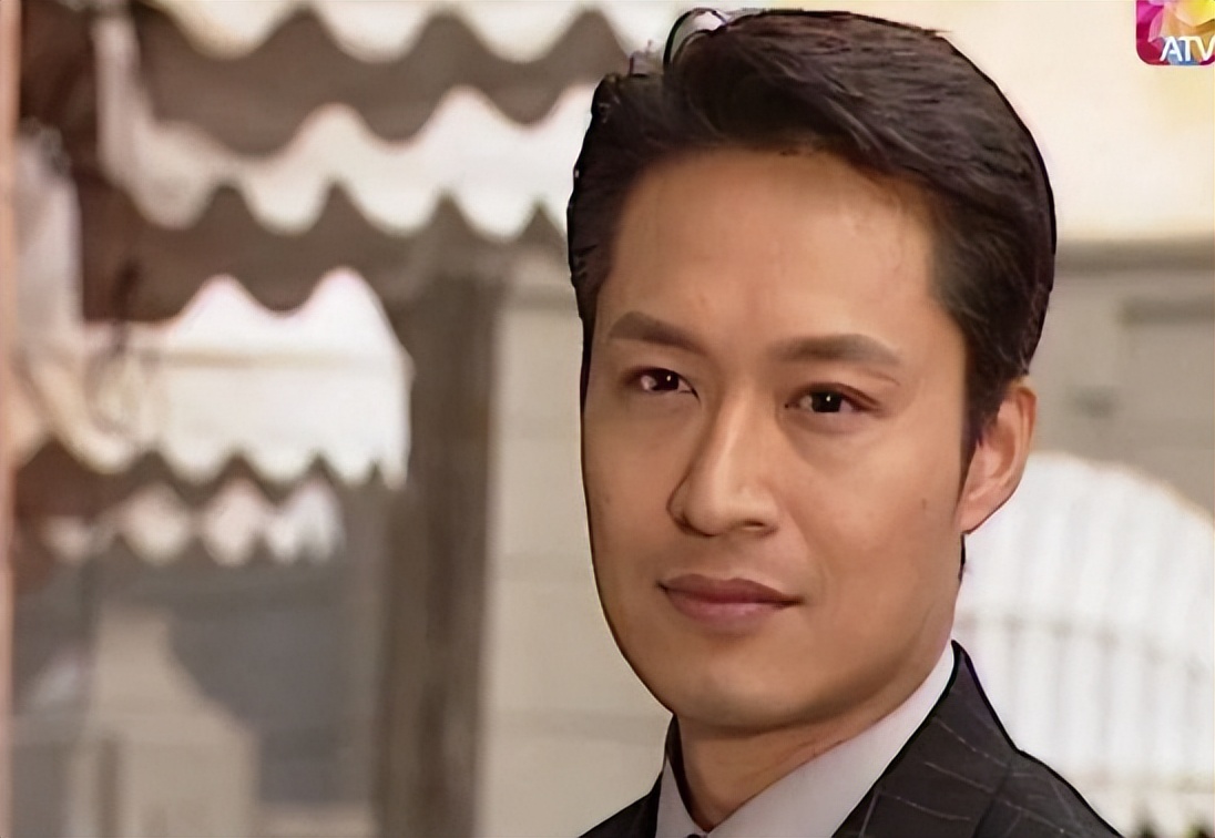 The 4 actors who "see everyone affectionately" all have a pair of peach ...