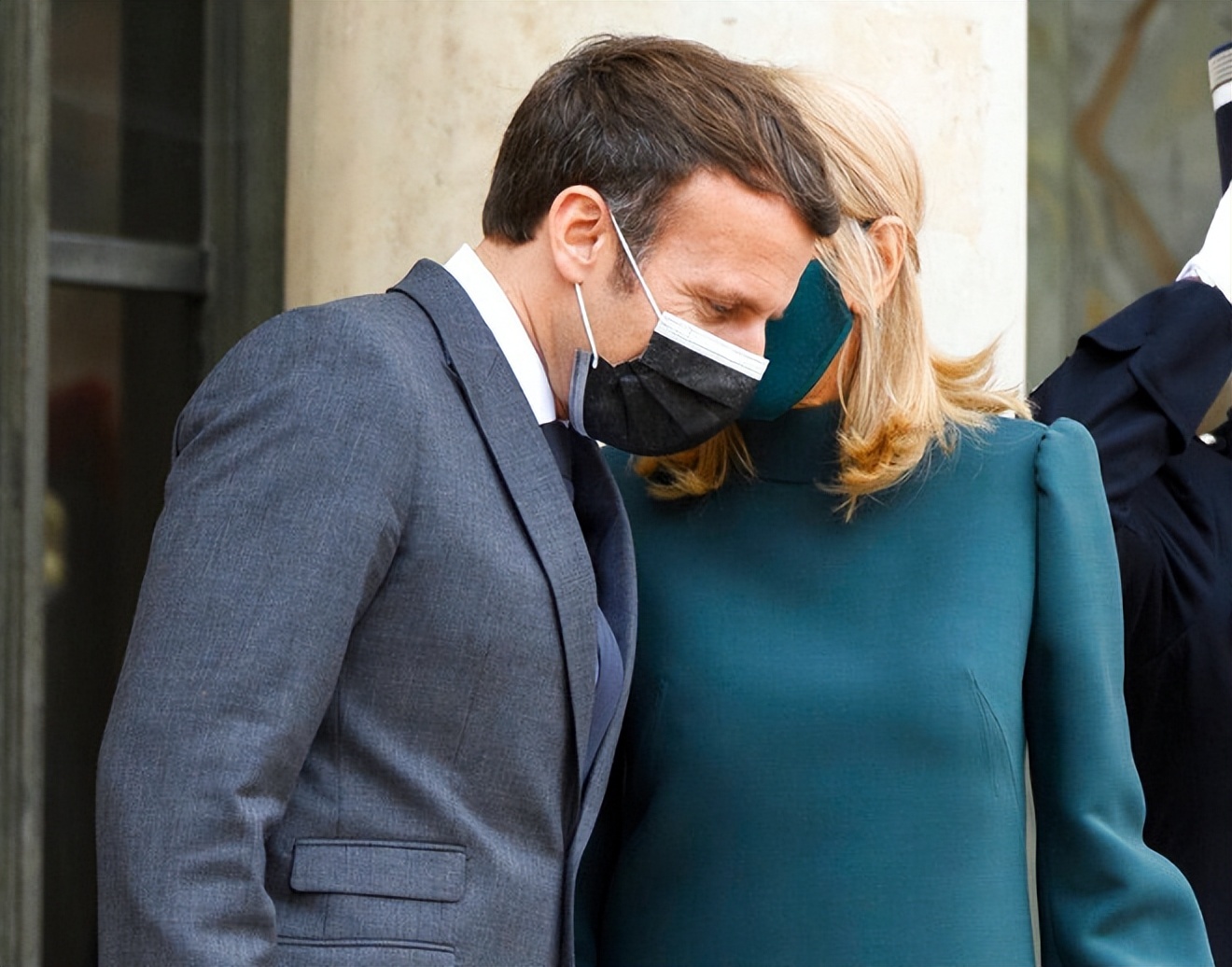 How affectionate is Macron?Restored the photo of 69-year-old Brigitte ...