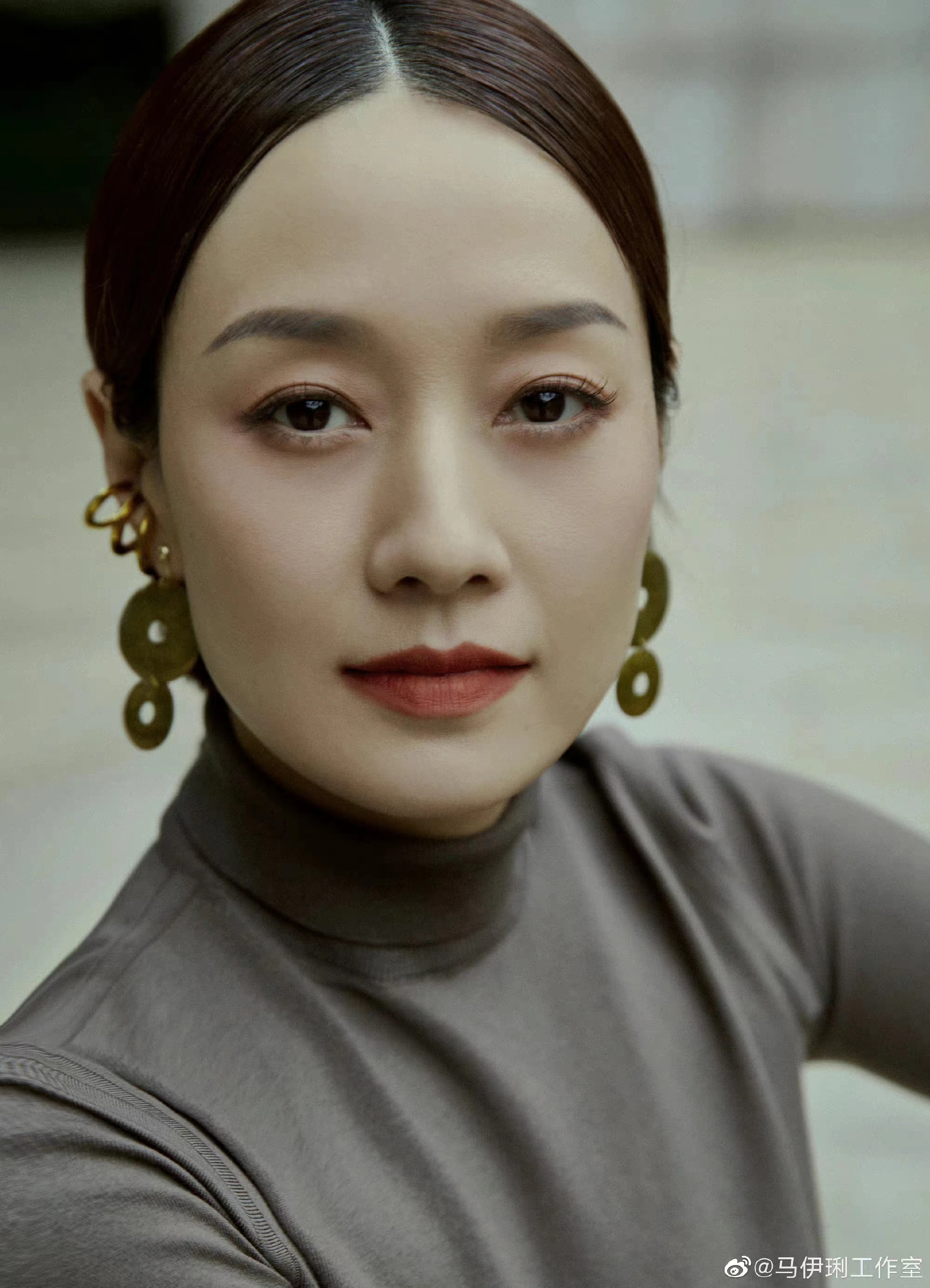 Ma Yili finally changed her hairstyle, with short mid-length hair and a ...