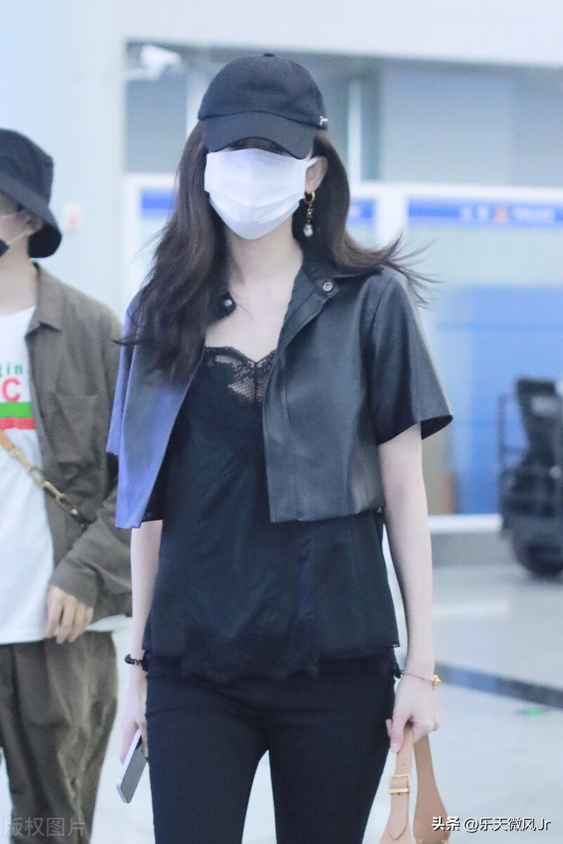 Guli Nazha appeared at Changsha Airport in all back style with a low ...