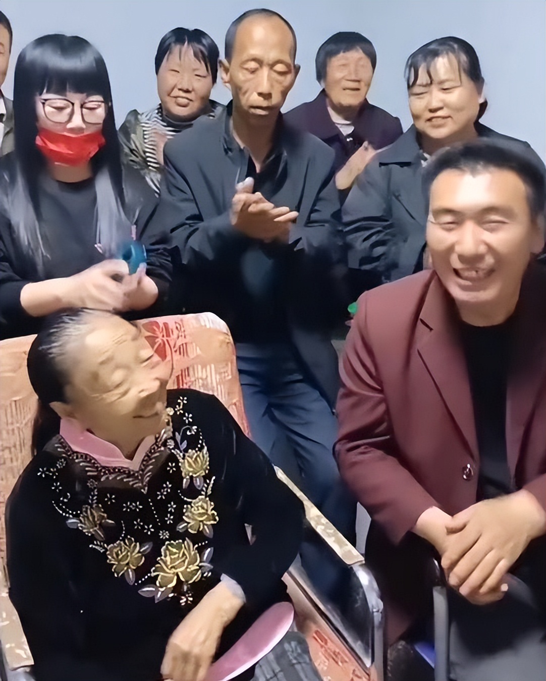 85-year-old Ma Yuqin sings, Li Yucheng praises her voice as sweet as a ...