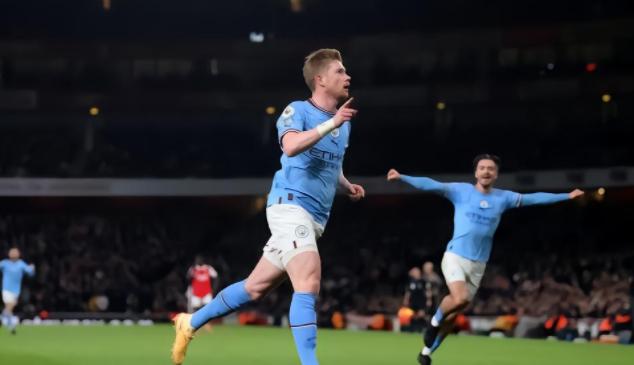 Manchester City VS Nottingham Forest: 3 central defenders sit in front ...