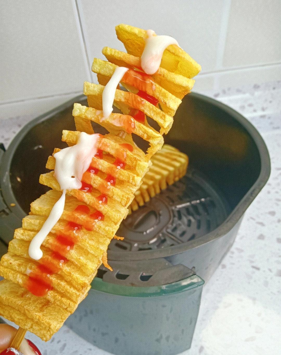 The whirlwind potato tower in the snack street is fragrant and crispy ...