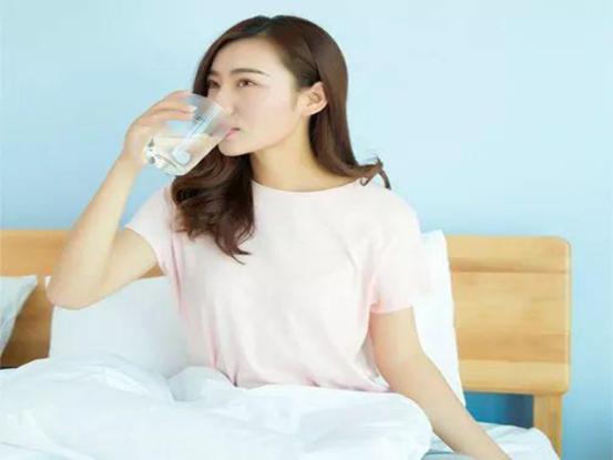 How should we drink the first glass of water after waking up?The right ...