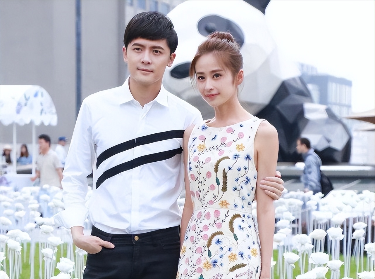 Ying Er takes her 4-year-old daughter to visit Fu Xinbo!Father and daughter wear ancient ...