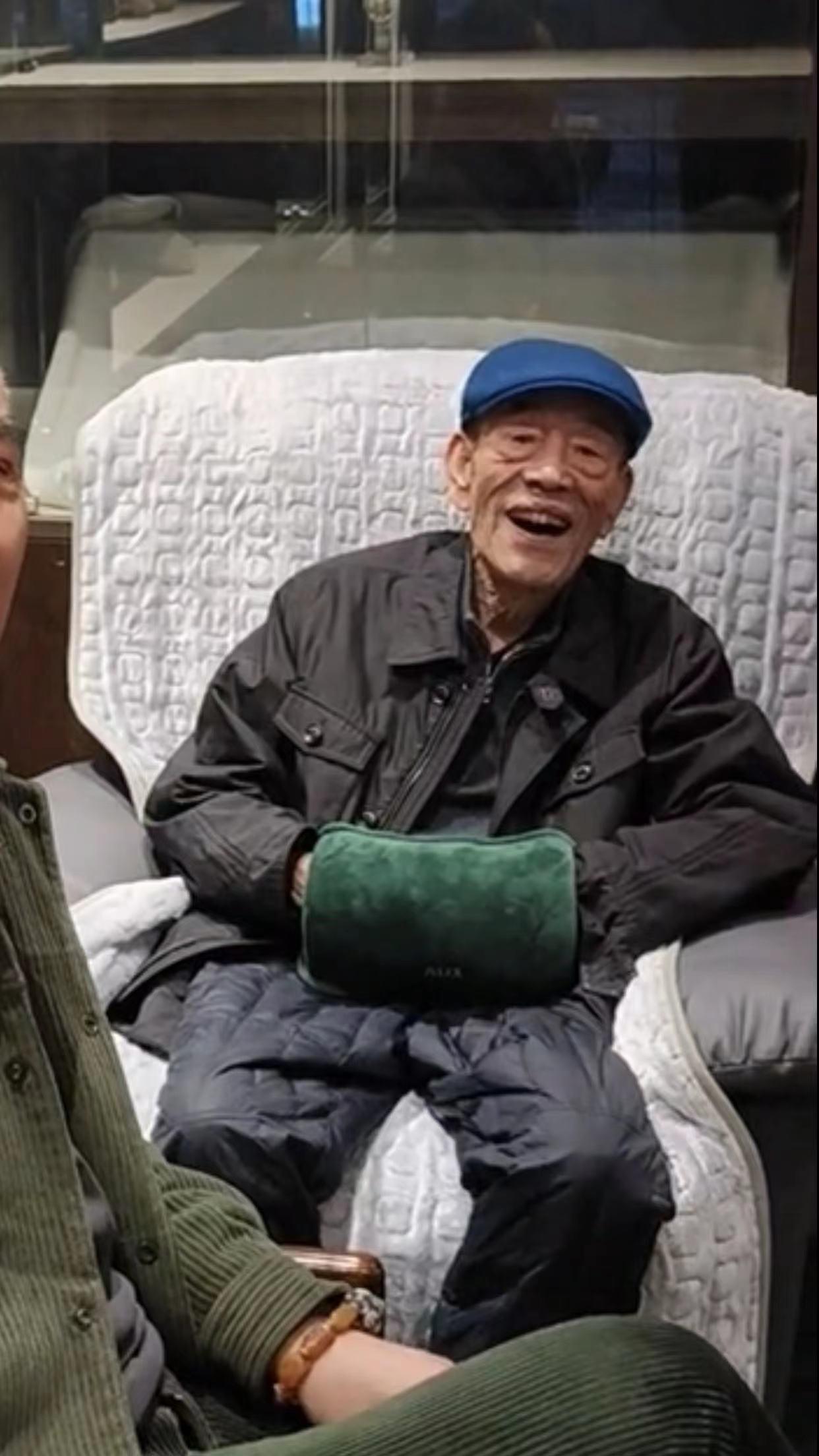 91-year-old Yang Shaohua did not know his granddaughter, stared at the photo for a long time and ...