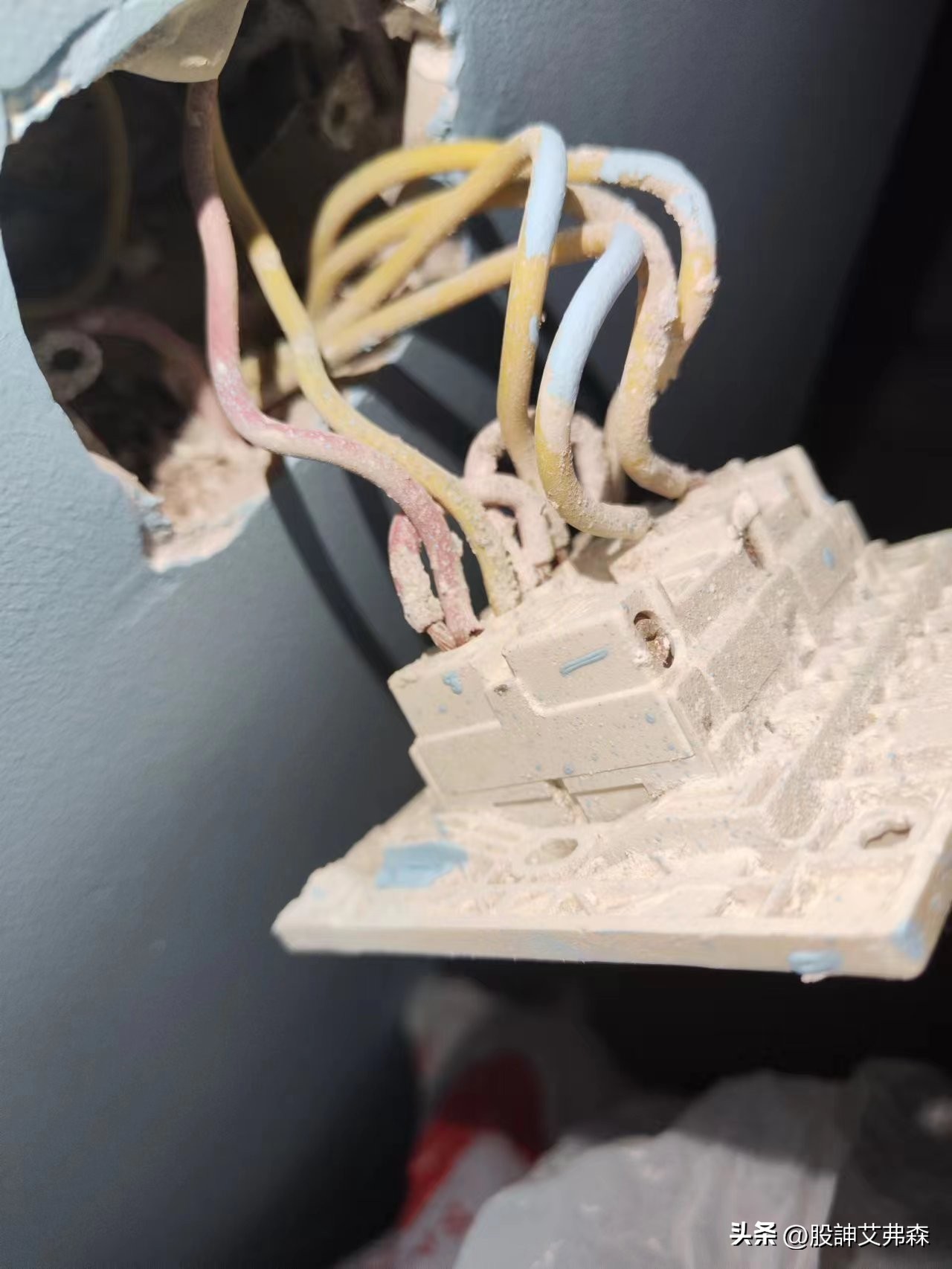 How to use 2 three-way double-control switches to control 4 lights in ...