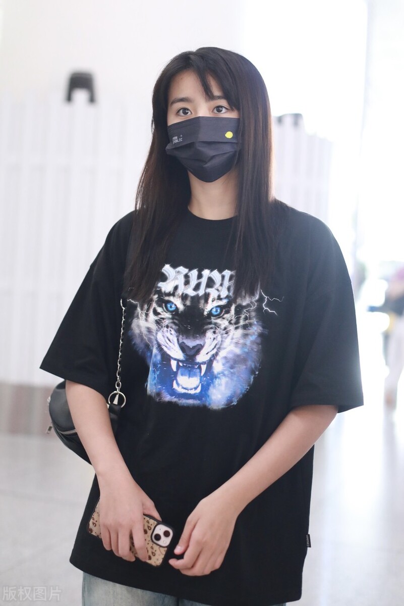 Jin Zihan's short-sleeved printed T-shirt and jeans look low-key and ...