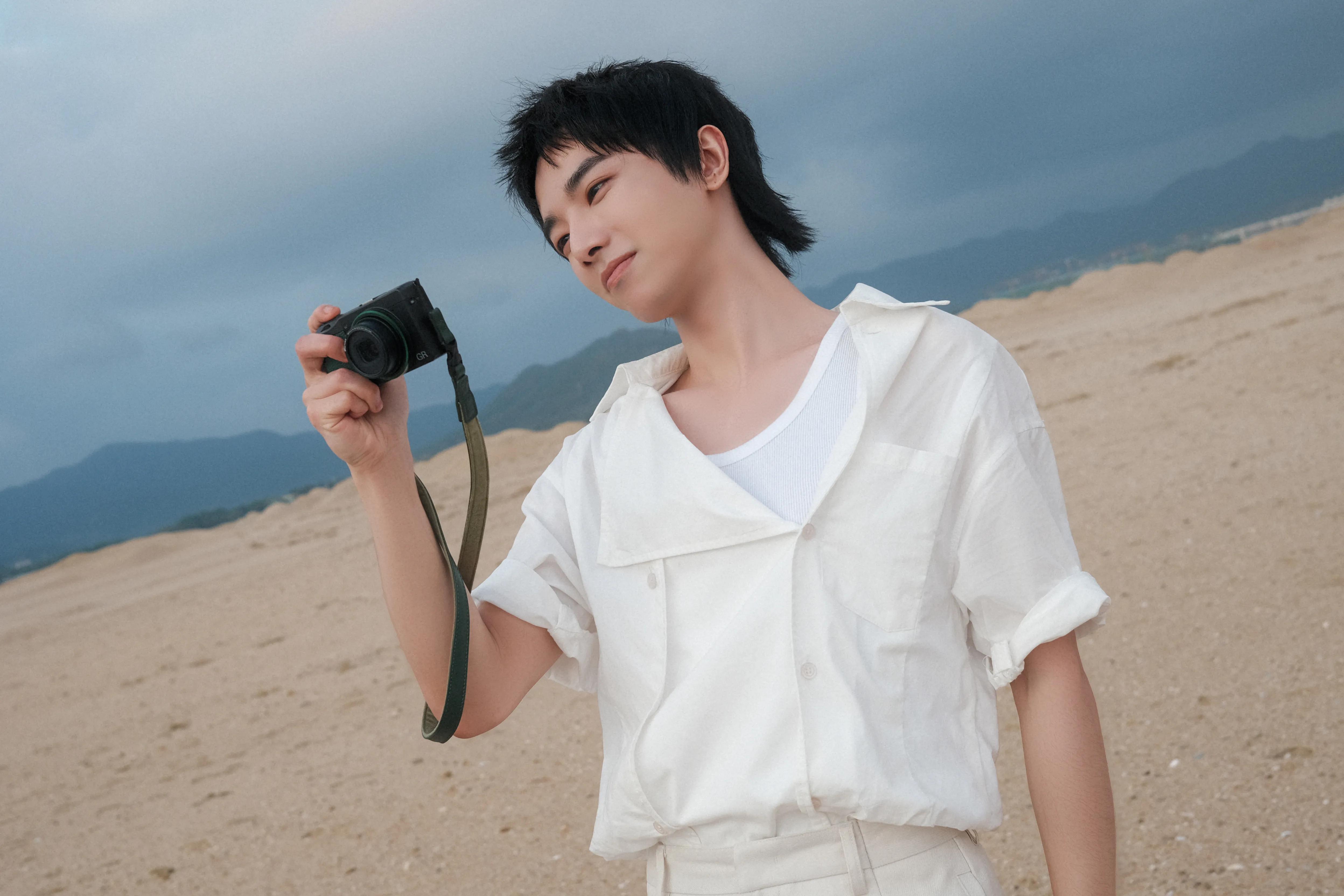 Hua Chenyu's seaside atmosphere birthday blockbuster!Wearing a white ...