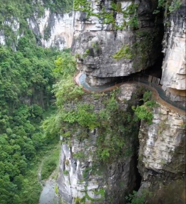There is a canal hanging on a cliff of 100 meters deep in Wulong ...