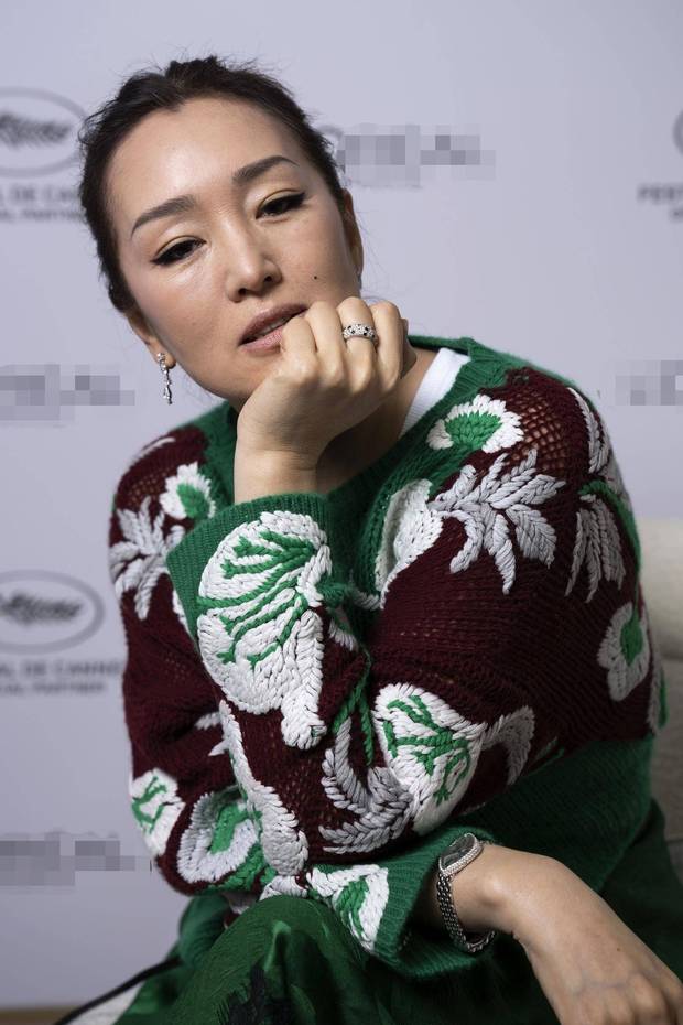 57-year-old Gong Li is elegant and dignified in a knitted skirt for ...