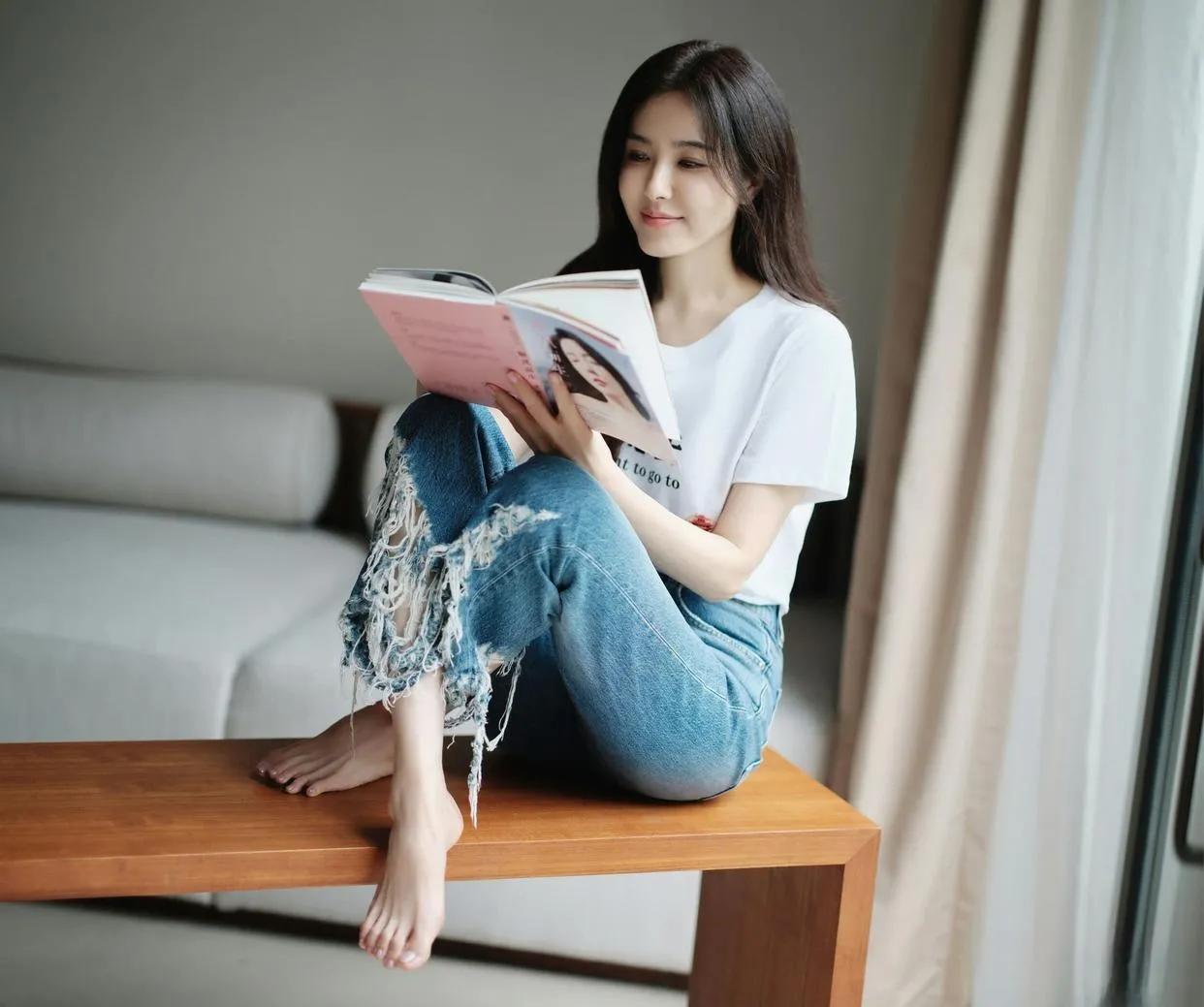 Zeng Li is still a young and beautiful girl at the age of 46 - iNEWS